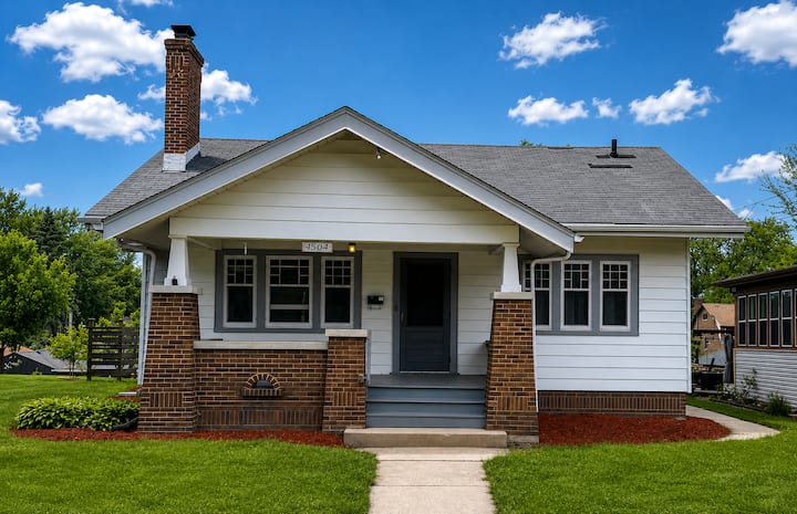 Cute Cozy Cottage Warm & Inviting! - Rockford, IL