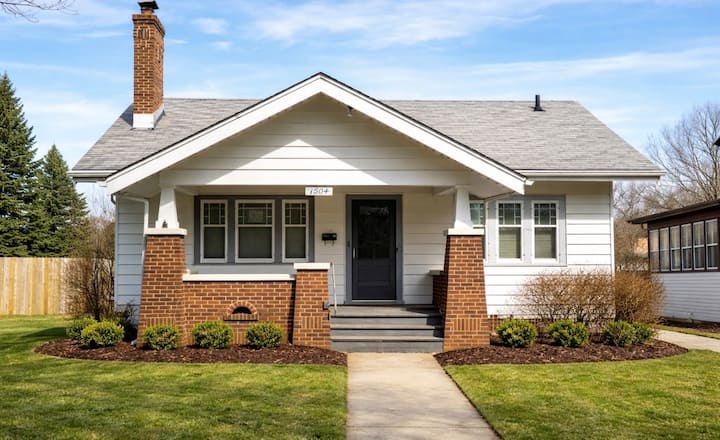 Cute Cozy Cottage Warm & Inviting! - Rockford, IL