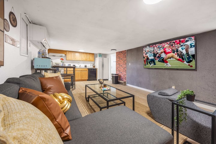 Modern 2br Basement | Near Stadium & Light Rail - Seattle