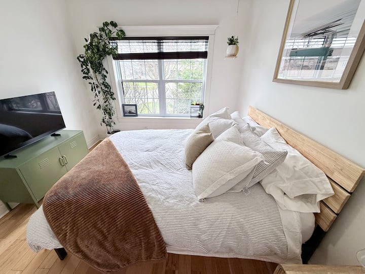 Stylish 3‑bed Home W/ King Suite -Pet‑friendly - Kingston
