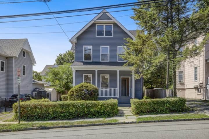 Montclair Apt W/loft/walk To Nyc Trains And Dining - Montclair, NJ