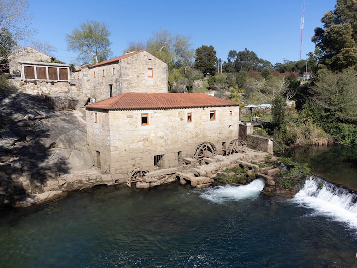Moulin à Eau Centenaire Sur La Plage De La Rivière - Moledo