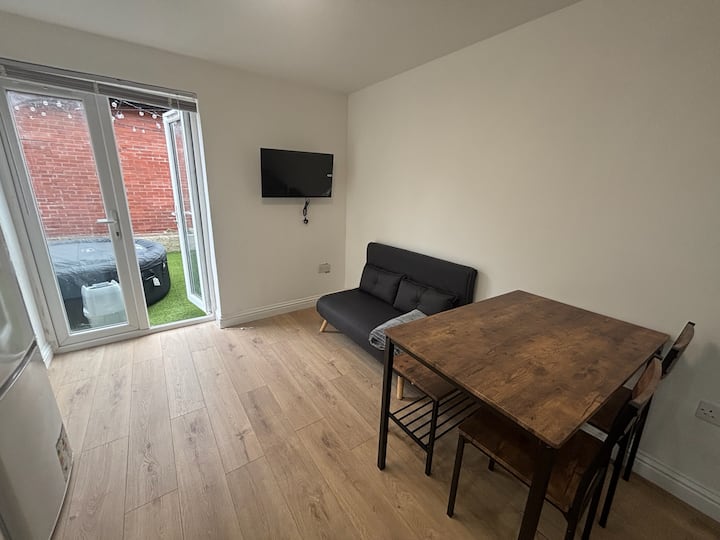 Iconic Space - Hot Tub Hideaway W/private Garden - Cardiff