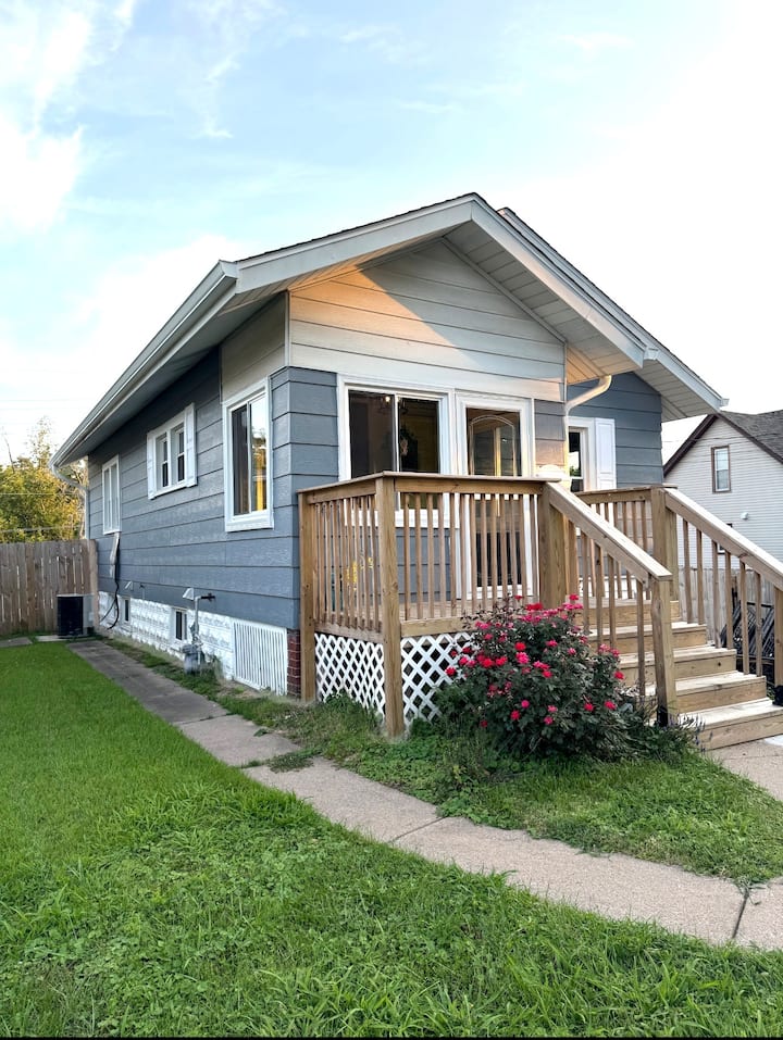 Charming Davenport Home Minutes From Downtown. - Rock Island, IL