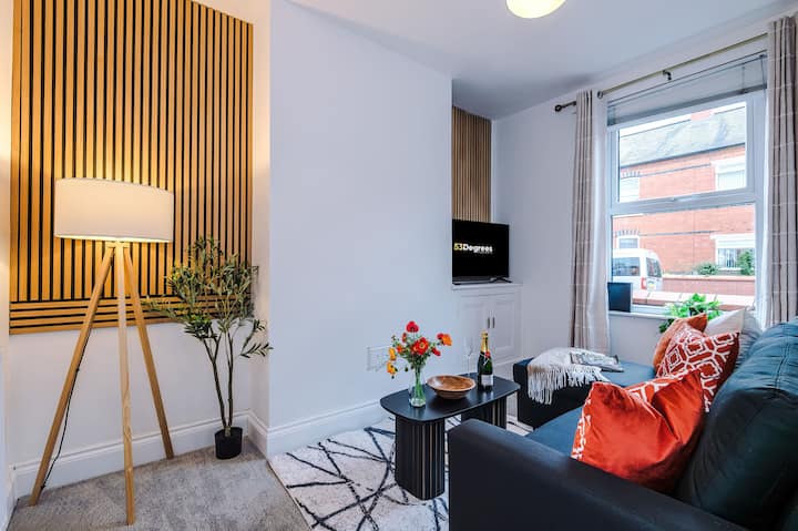 Central 2 Bed In Wrexham, Sleeps 6 With Parking! - National Trust - Erddig