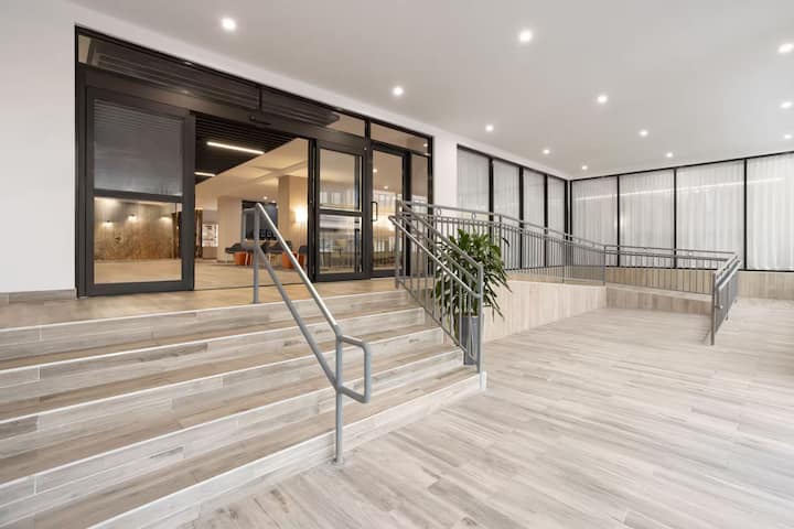 Jamaica Station Access With Free Breakfast & Gym - Long Island