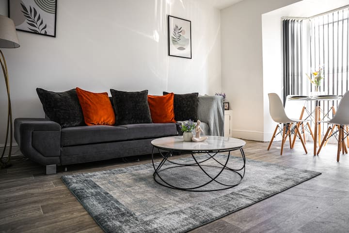 Stylish Central Flat | Walk To Beach & City - Swansea, UK