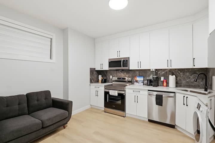 Private 1 Bedroom Retreat | Self Check-in - Calgary