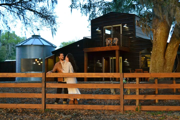 Luxury Private Lakefront Barn Loft + Silo Jacuzzi - Dade City, FL