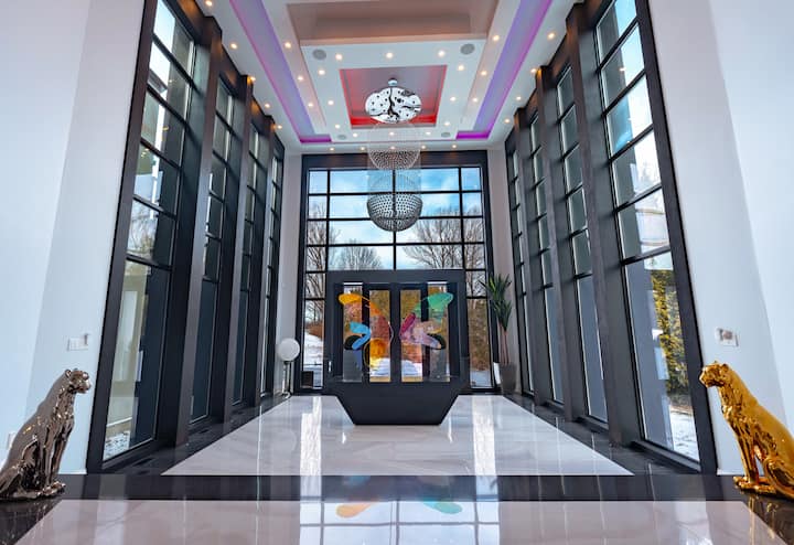 Luxurious Cyrus Estate Overlooking The Coast - Bowmanville