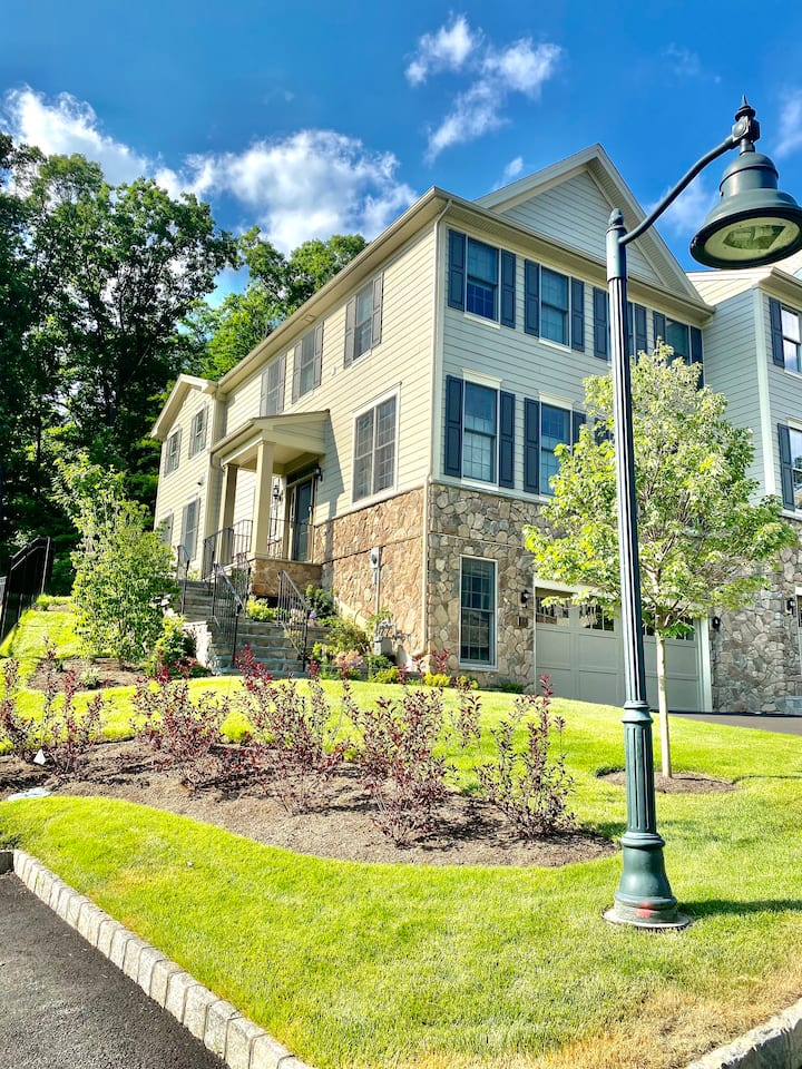 Home In The Burbs Close To Nyc - Peekskill, NY