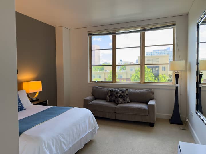 Pearl District Apt With Free Parking - Portland, OR