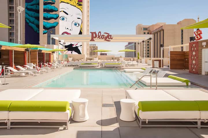 4 Relaxing Units | Outdoor Pool + Free Parking - Las Vegas, NV