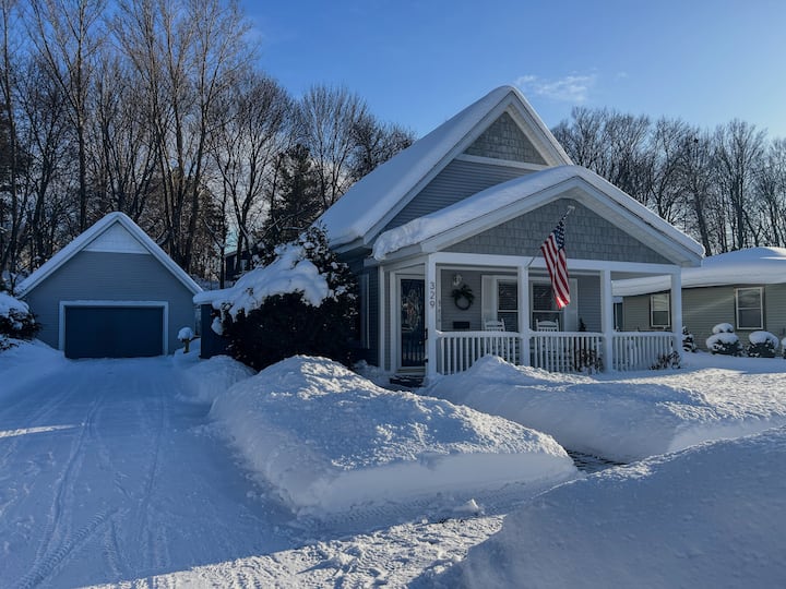 Terrace Street Retreat | Sleeps 7, Walk Downtown - Boyne City, MI