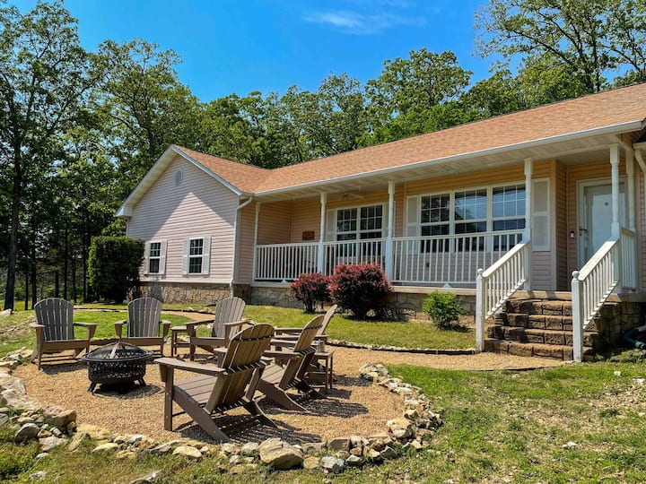 Bear Mountain Retreat: 6 Br/3ba + Game Room & View - Jasper, AR