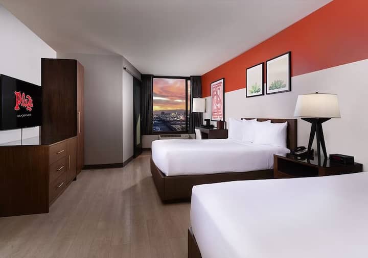 2 Vegas Units For Groups W/ Onsite Pool & Casino - Las Vegas