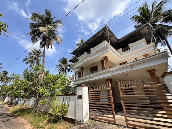 Spacious 2bhk Villa Home Near Guruvayur Temple - Guruvayur