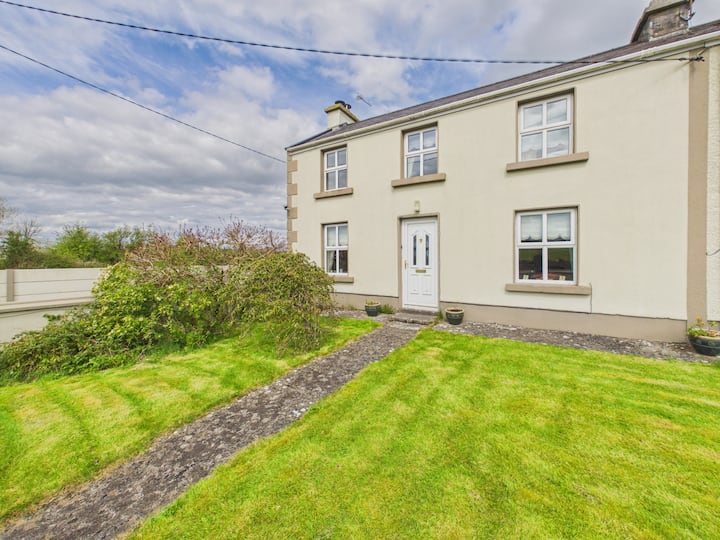 Spacious 6-bed Home Near Ballinasloe, Great Stay! - Ballinasloe