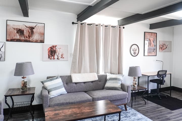 Charming 2br + Backyard Deck | Central (Sleeps 5) - Norfolk, NE