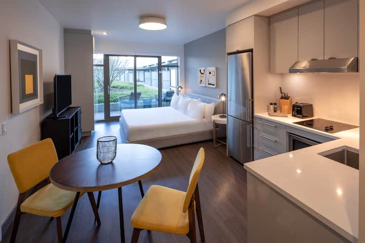 The Bay King Suite W/terrace - North Vancouver