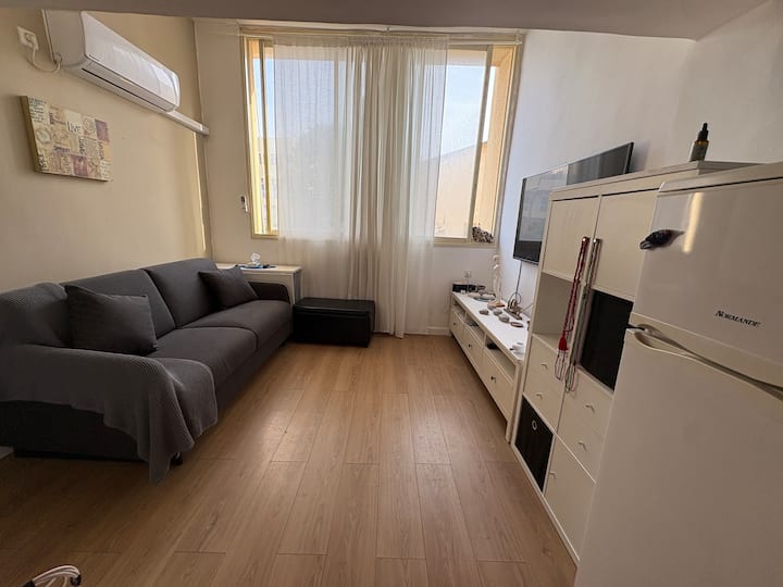 Cozy Apt Steps From The Sea - Tel Aviv-Yafo