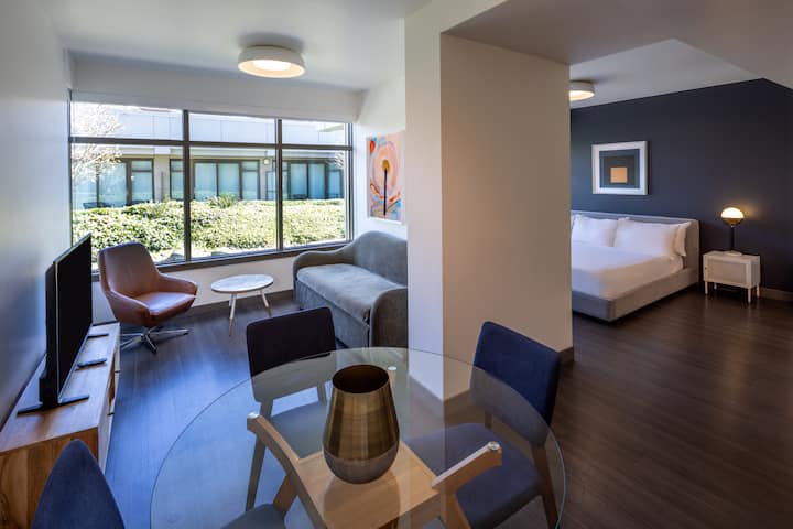 The Pacific One Bedroom King Suite W/terrace - Vancouver
