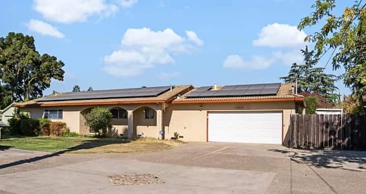 Comfortable 4 Br Getaway Near Shopping & Dining - Stockton, CA