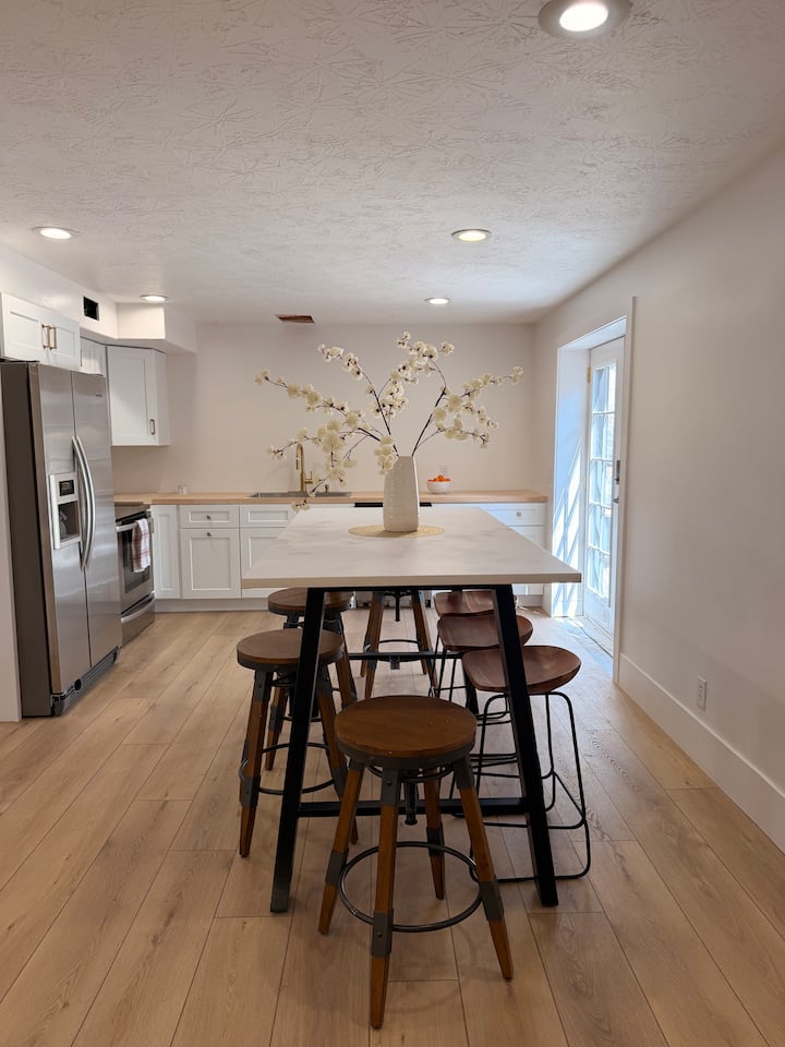 Coco Nycole Highland Suite | Theater + Gym + Fiber - Highland, UT