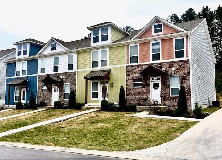 Modern 3br Townhome • Sleeps 8 • Near Chattanooga - Cleveland, TN