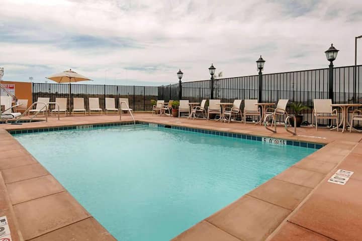 Near Av Fairgrounds | Free Breakfast. Pool. Gym. - Lancaster, CA