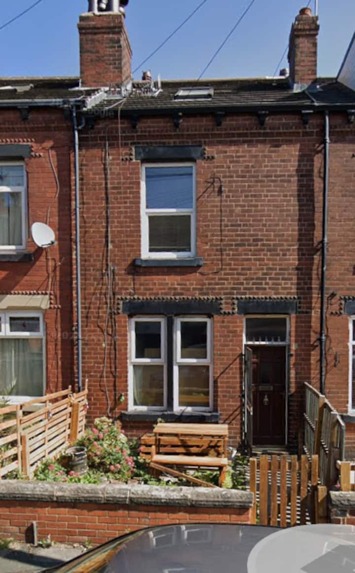 Victorian 2 Bed Maisanette With Sunny Front Garden - Leeds
