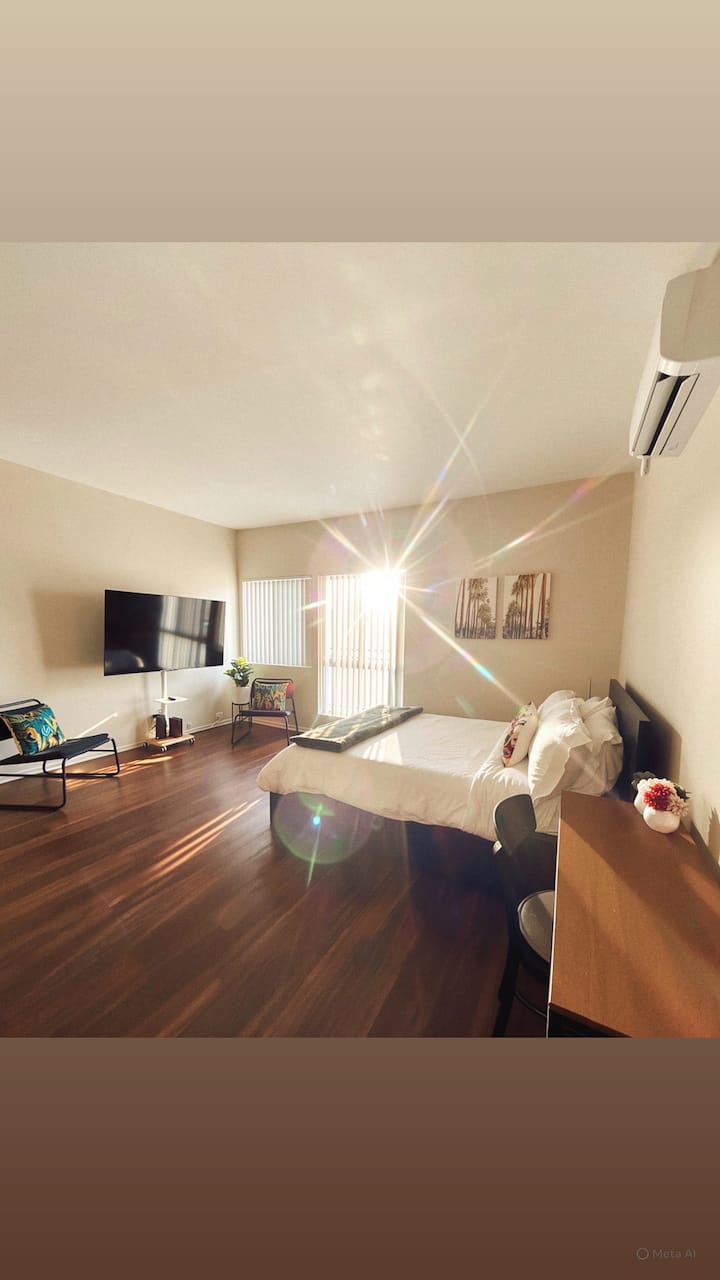 Prime Weho Studio Near Melrose Av+gym+parking+pool - West Hollywood, CA