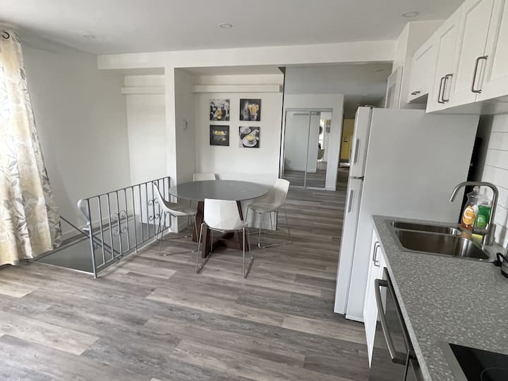 Large Apt Longueuil Metro, 2 Parkings, Wifi, A/c - Longueuil