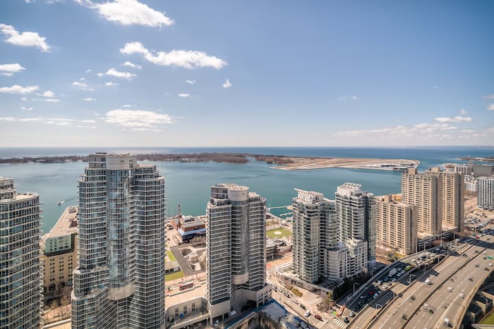 2br Condo 35+ Floor Next To Cn Tower W/ Lake View - Toronto, ON