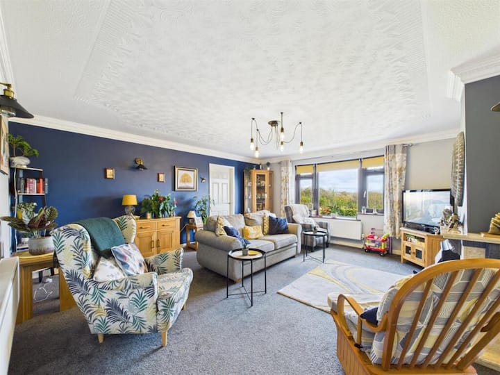 Spacious 4br Home With Garden Near Coast - Llanelli