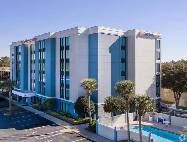 Near Jacksonville Beach | Free Breakfast & Parking - Jacksonville, FL