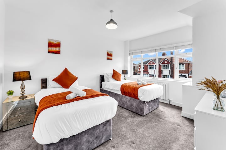3 Bed Home For Extended Stays | Garden & Parking - Altrincham