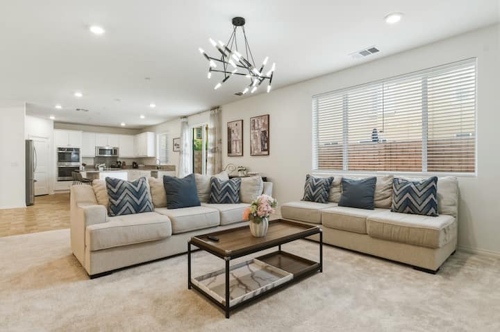 6br 8beds 3kings 3tvs Arcade Tesla Charger Airport - Eastvale, CA
