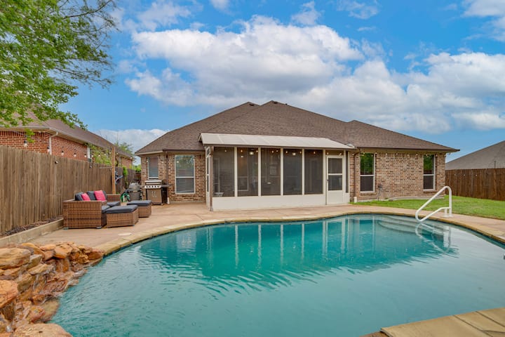 Spacious Arlington Home By Shops, Parks & Lakes - Mansfield, TX