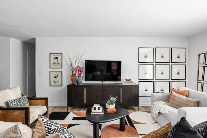 5 Min To Speedway | Luxury | Game Room | Hot Tub - Eagle Creek, IN