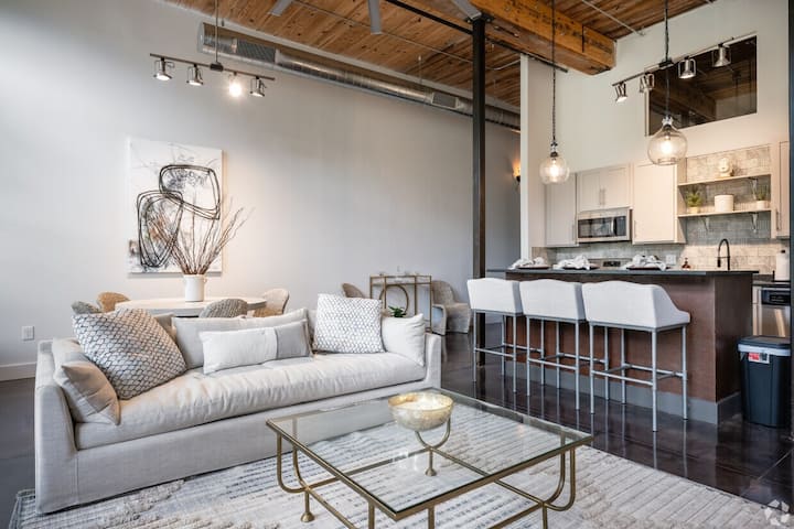Spacious Luxury Loft - LaGrange, GA