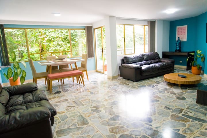 Villa Exclusiva En Poblado | 12 Hab/ - Medellín, Colombia