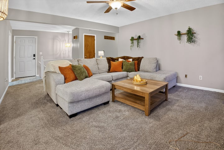 Rapunzel's Retreat - Hot Tub - 14 Min To Arrowhead - Independence, MO