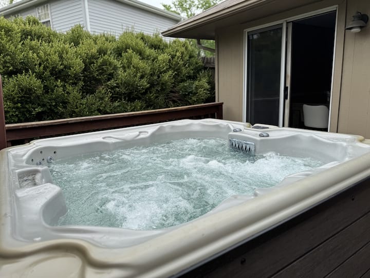 Rapunzel's Retreat - Hot Tub - 14 Min To Arrowhead - Independence, MO