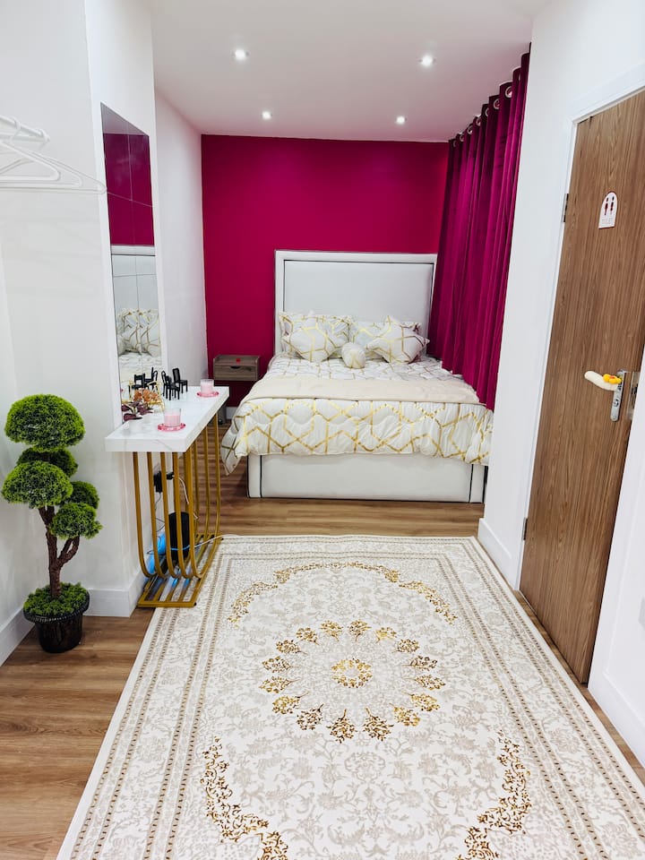 Beautifully Presented Residence/ Great Location - London Bridge Station