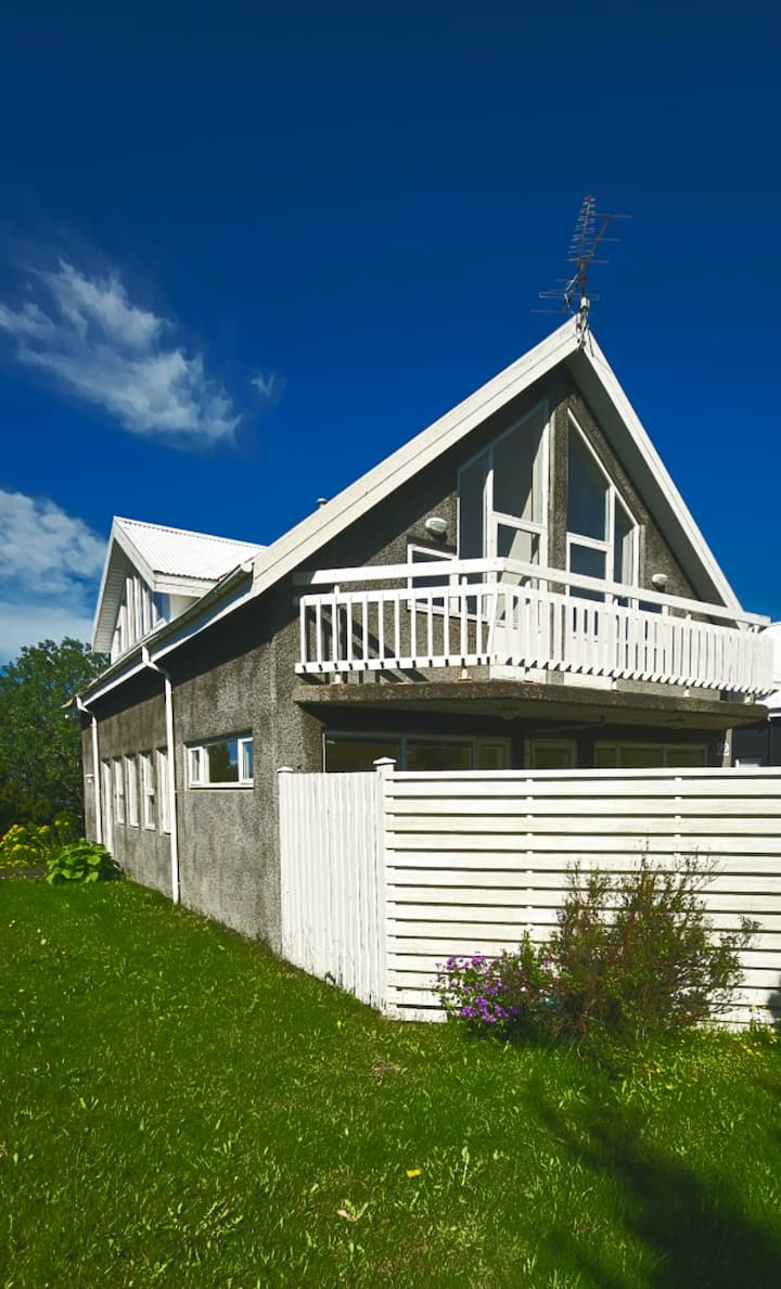 Spacious House In A Quiet, Green Neighborhood! - Reikiavik