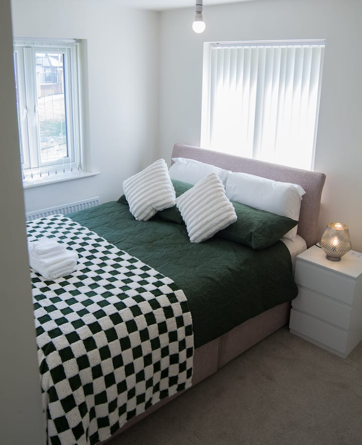 Modern 3-bed House Leeds, Sleeps 7, Parking, Wi-fi - Leeds