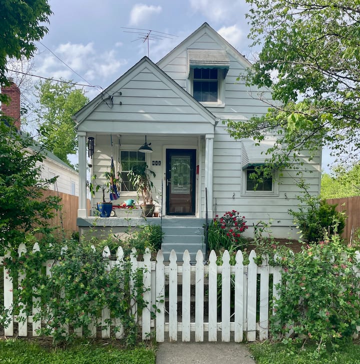Cozy Home Steps From Churchill Downs - Louisville, KY