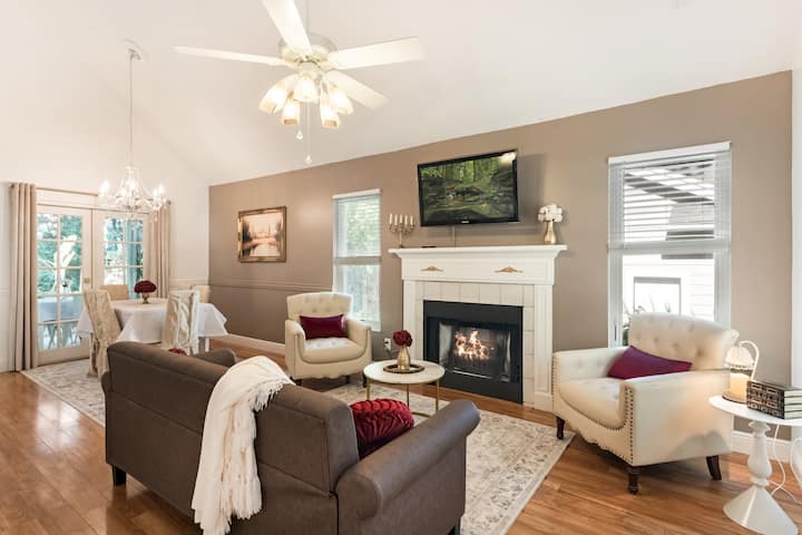 The Candlelight Cottage | Cozy Orlando Retreat - Altamonte Springs, FL