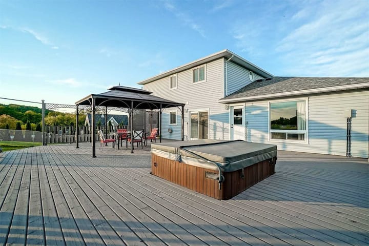 Scenic Casa Azul Retreat With Jacuzzi & Gazebo - Orangeville